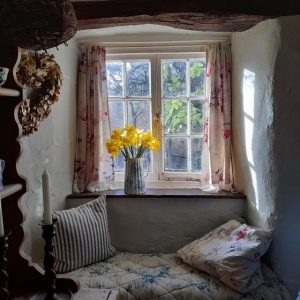 25 Classy Window Sill Ideas