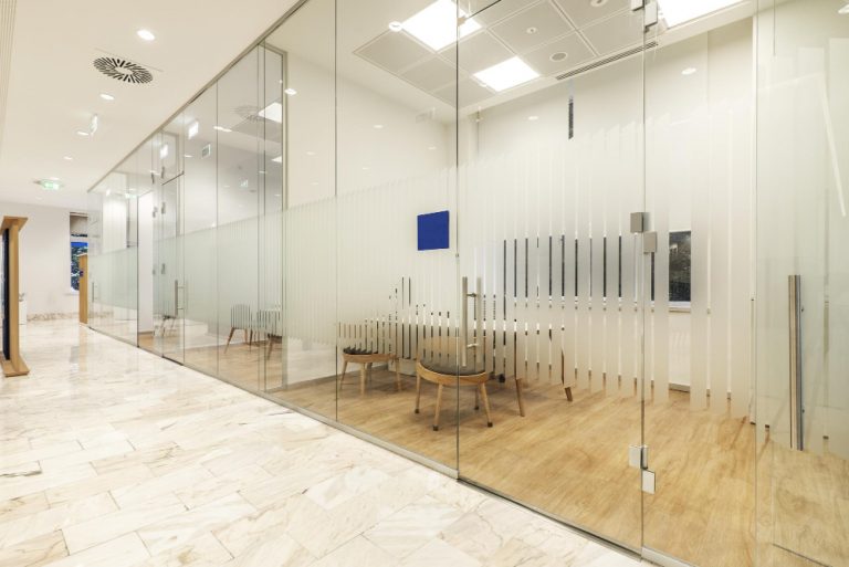Unraveling the Versatility of Frameless Glass Partitions
